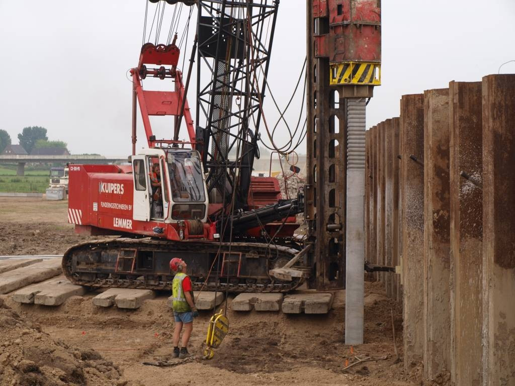 Heipalen de grond in voor regelwerk | Foto | gelderlander.nl Heipalen de grond in voor regelwerk | Foto | gelderlander.nl