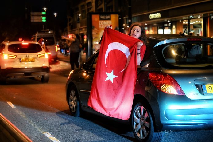 Dit is waarom Nederlandse Turken toeteren bij het feestvieren | Sport ...