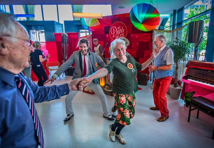 Beter dan fysio! Dansende oudjes zetten Amare op stelten: ‘Als Elvis ...