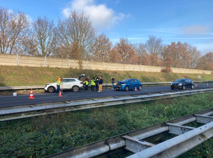 Rechterrijstrook A58 bij Ulvenhout dicht door ongeluk, vertraging vanaf Tilburg weer afgenomen ...