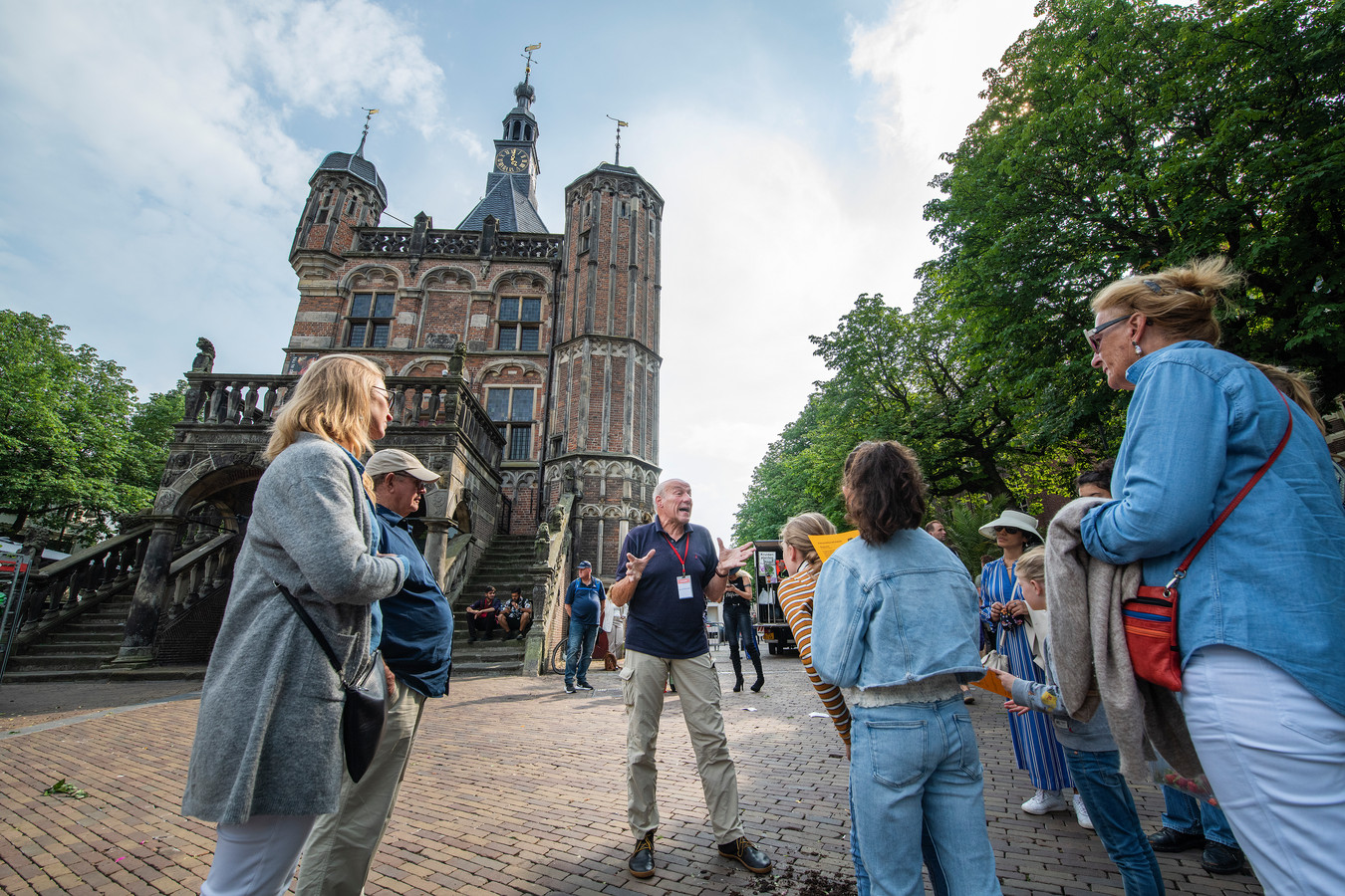 Stadsgids Marcel kan eindelijk op pad: toeristen weten Deventer en ...