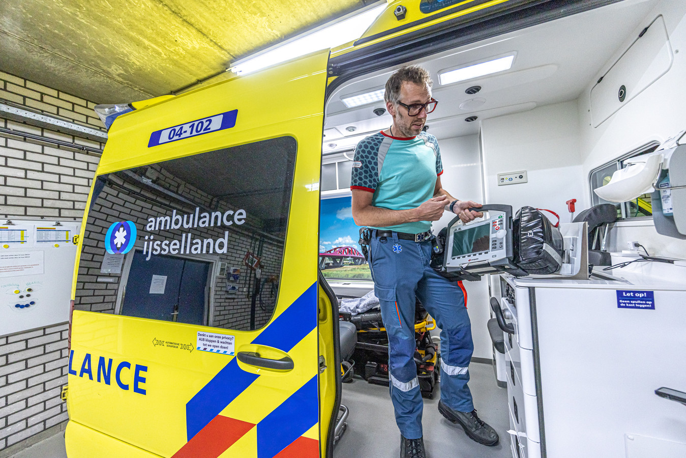 Rutger opent voor één keer alle verborgen vakjes van de ambulance: ‘Dit ...