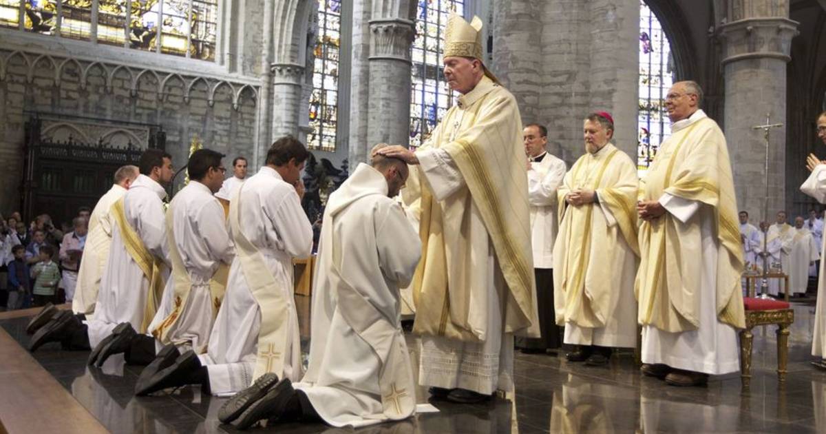 Vijf nieuwe priesters gewijd in volle Sint-Michielskathedraal ...