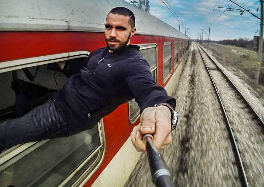 Honderden roekelozen bekopen gevaarlijke selfies met de dood | Foto | AD.nl