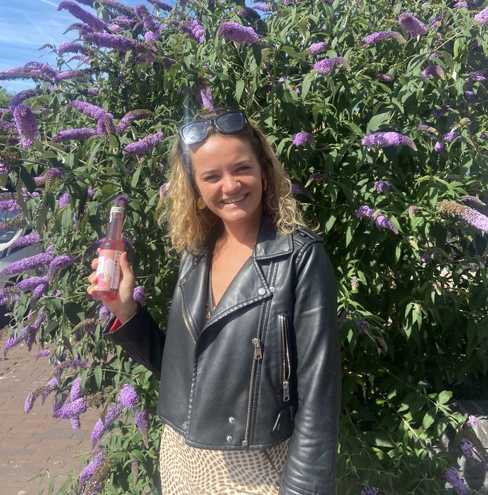 Anouk is pas 23, maar heeft nu al haar eigen koffiesiroopmerk: ‘Ik word ...