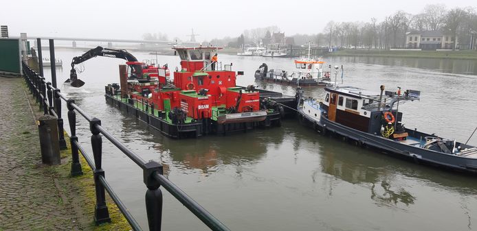 ‘Geheimzinnig’ gebagger achter schotten langs IJssel moet pont ook bij ...