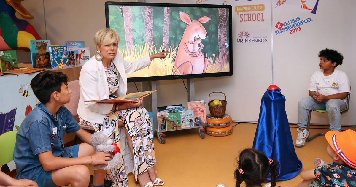 Prinses Laurentien leest voor op azc Gilze: ‘Het woord bang kwam vaak ...
