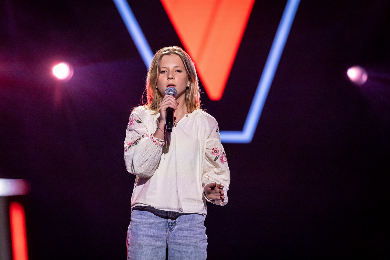 Charlotte (12) zingt ‘It must have been love’ tijdens Blind Auditions ...