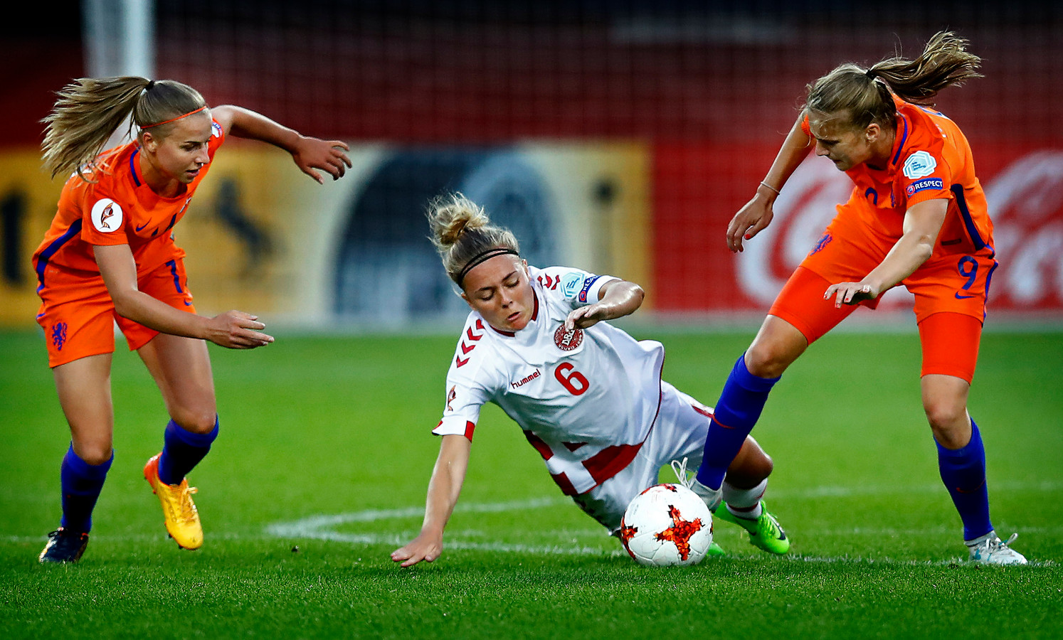 De mooiste foto's van het groepsduel tussen Oranje en Denemarken | Foto ...