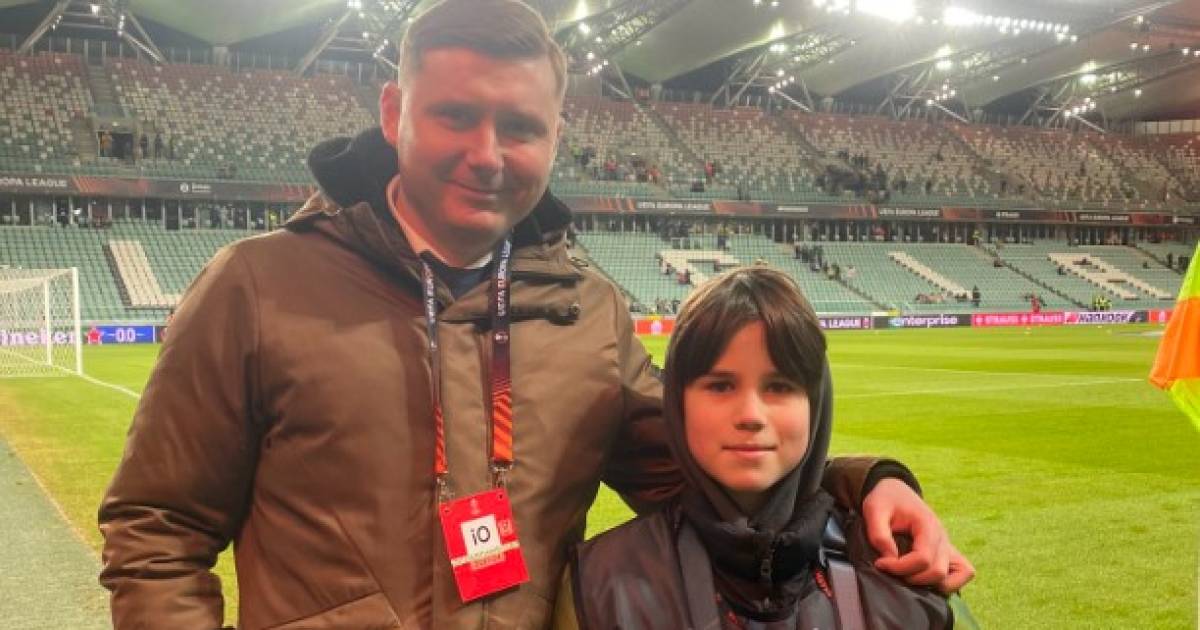 Als een echte prof fotografeerde Tymon (12) in persvak Feyenoord: ‘Het ...