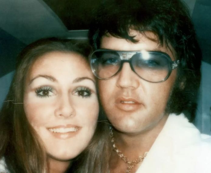 Ex-vriendin Linda Thompson niet te spreken over biopic: “Zonder mij zou Elvis gestikt zijn in ...