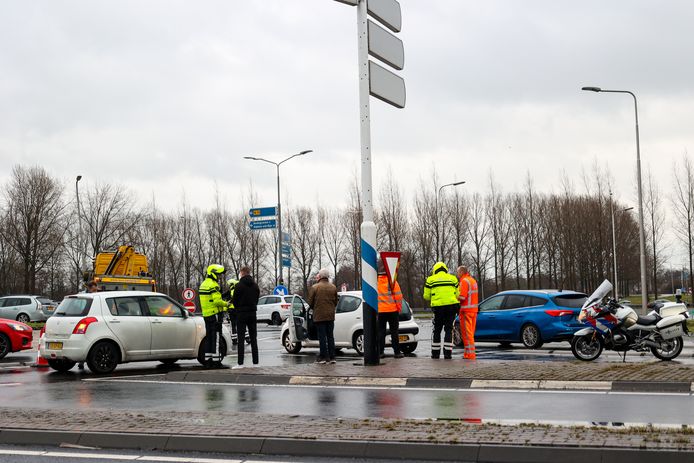 Files na botsing op rotonde Goudseweg tussen Bodegraven en Reeuwijk ...