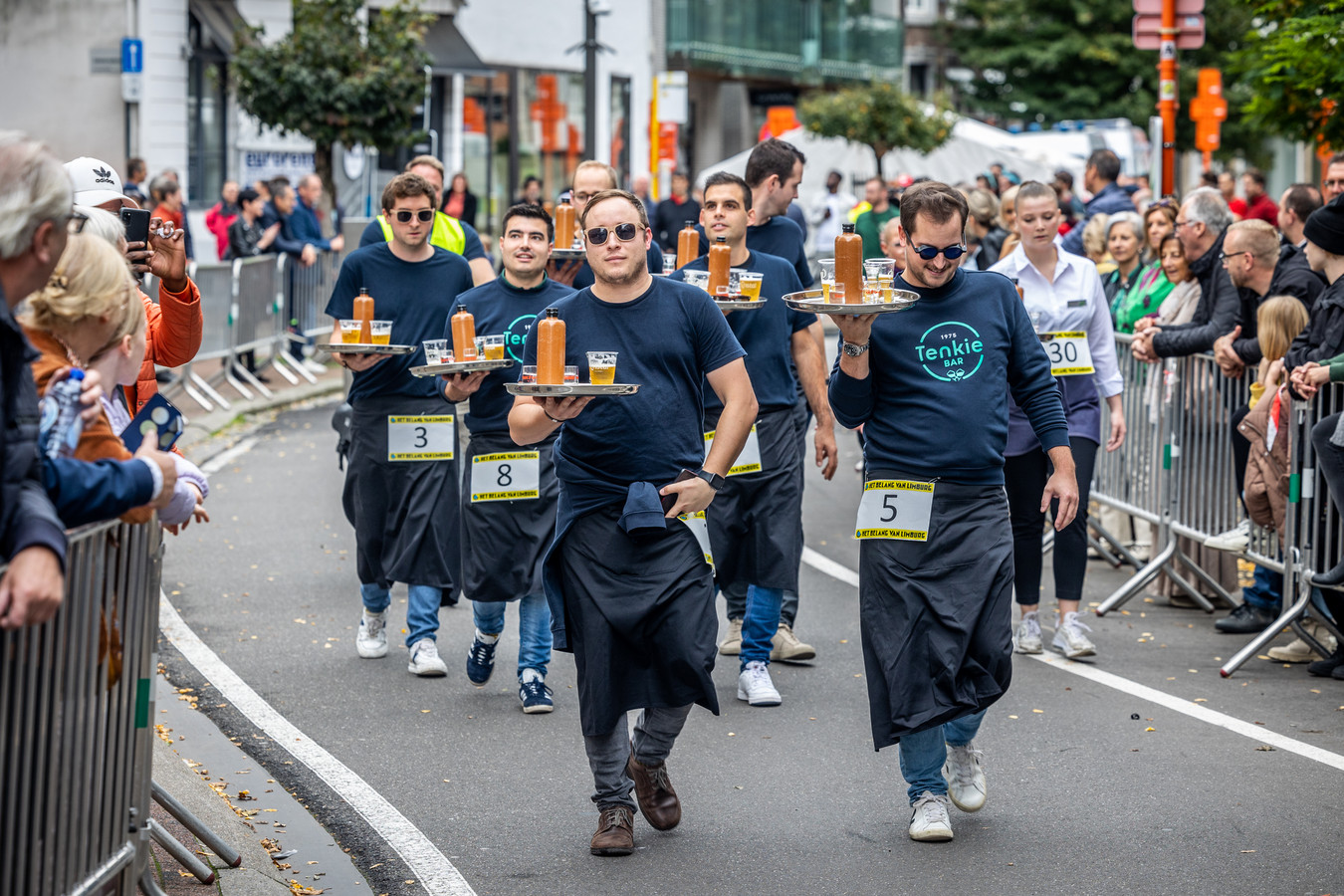 JENEVERFEESTEN. Borrelglaasjes vullen en snelwandelen... Duizenden toeschouwers volgen ...