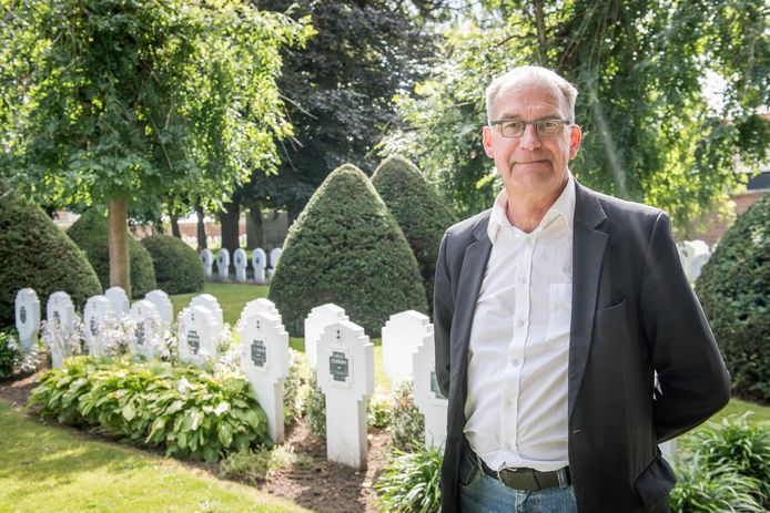 Nieuwe naamplaatjes voor 258 oorlogsslachtoffers | Roeselare | hln.be