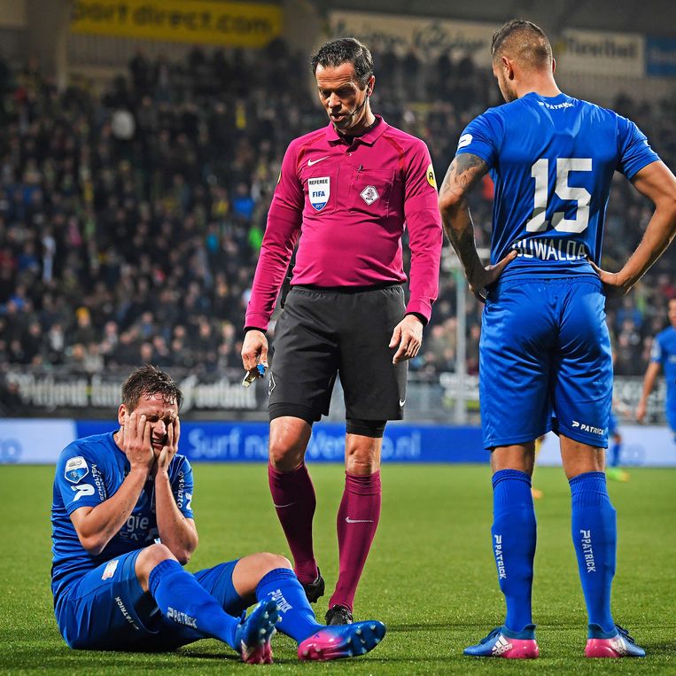 Scheidsrechter Bas Nijhuis fluit alleen als het moet. Bloed mag best ...