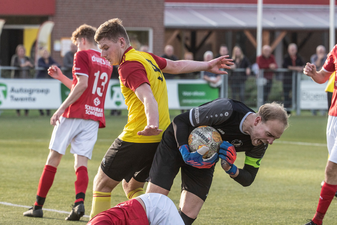 Verjaardag voor VIOS B.-trainer Nick van der Luyt geen feestje | Foto ...