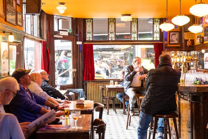 REPORTAGE. Op kroegentocht in ... café Pelikaan: “Sterke drank werd verstopt onder de trap ...