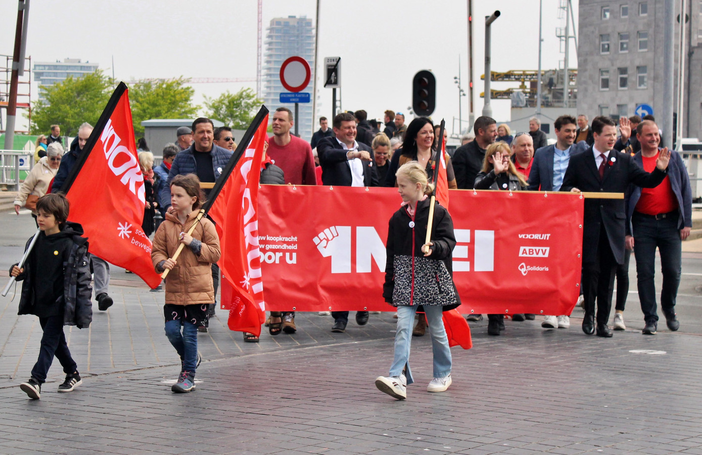 Duizendtal mensen betogen tijdens 1 Mei Aan Zee | Foto | hln.be