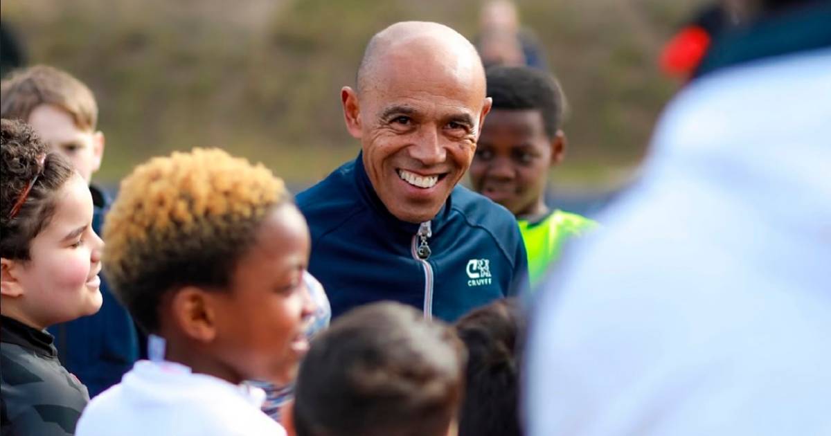 Na emotioneel vertrek bij Ajax verkaste Simon Tahamata (68) naar ...