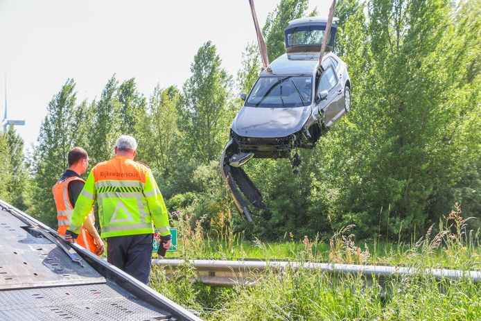 Automobilist botst tegen vangrail, slaat over de kop en belandt in het water bij knooppunt ...