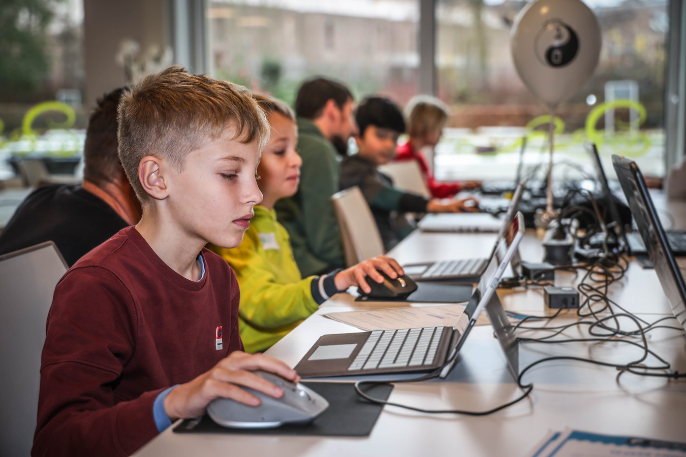 Coderdojo Hasselt laat jongeren al 10 jaar spelenderwijs programmeren | Foto | hln.be