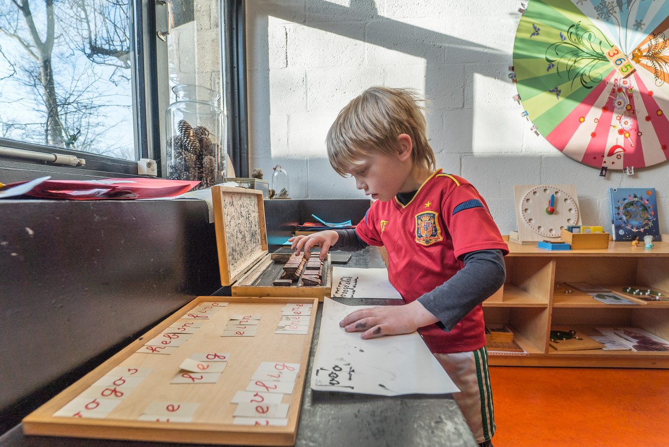 Kinderen kunnen niet meer aan elkaar schrijven: ‘Letters vliegen als ...