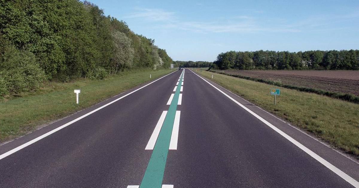 this-is-the-meaning-of-a-double-broken-line-on-the-road-car-tru-invest