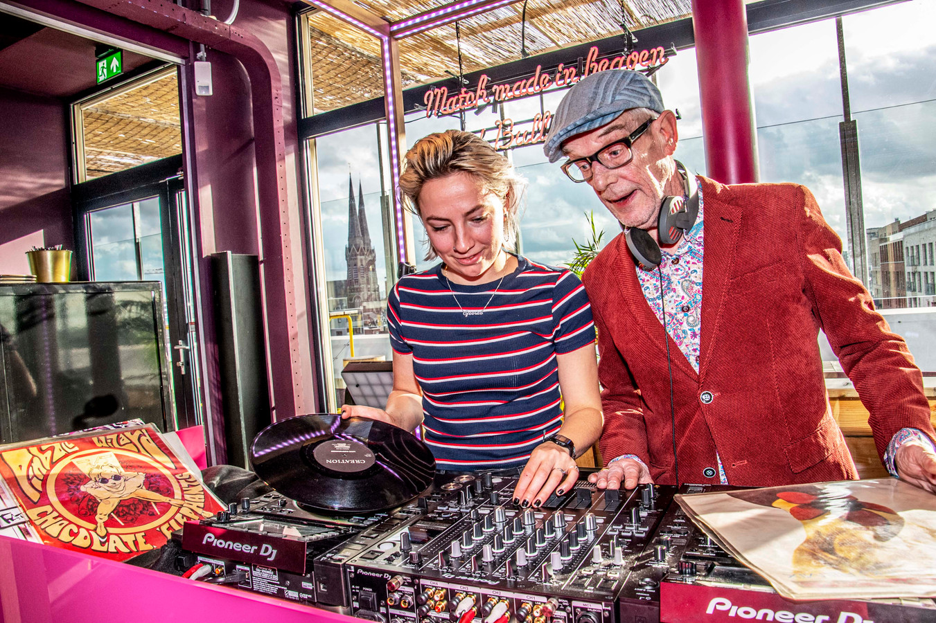 Jaartje of veertig verschil tussen Tilburgs dj-duo, bijna dezelfde ...