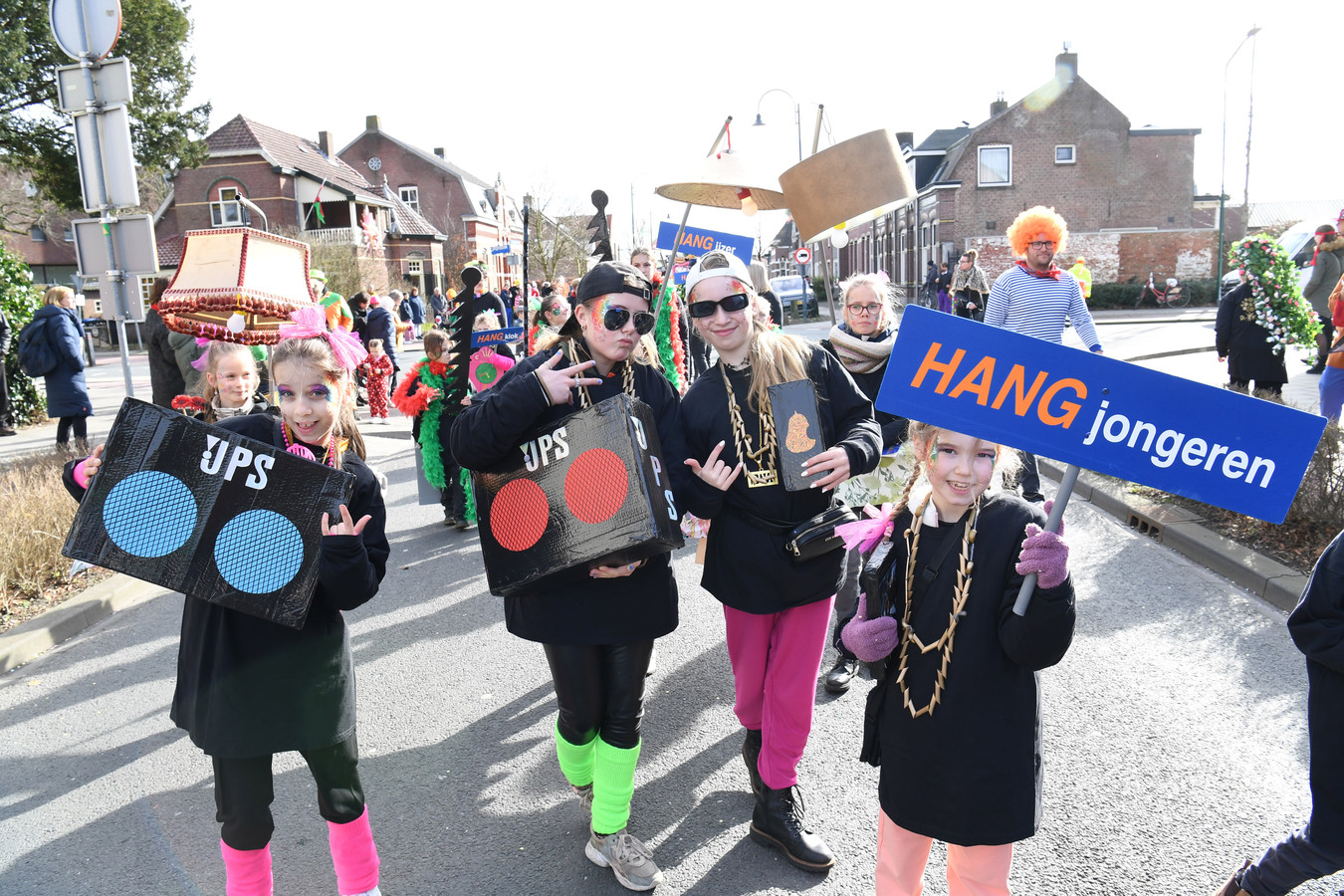 Iedereen kijkt ogen uit bij optocht in Wringersgat, zelfs de mensen die ...