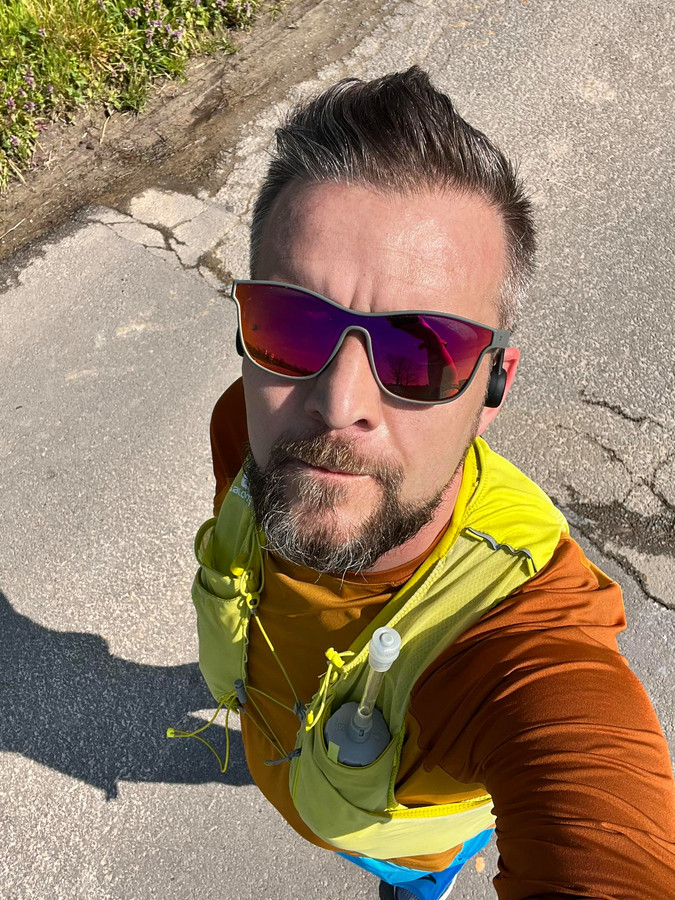 Waarom ‘banaan-man’ Ken (44) de benen uit zijn lijf loopt: “Als ...