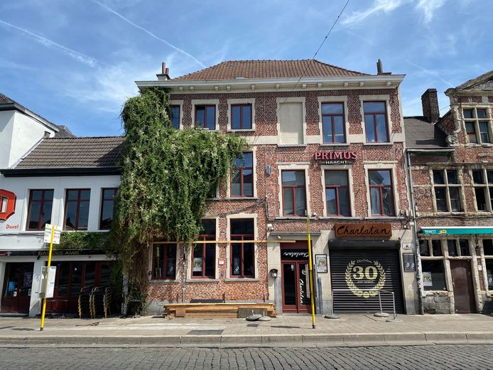 Duivennest, gebouwd op Vlasmarkttoren tijdens Gense Feesten, gered door ...