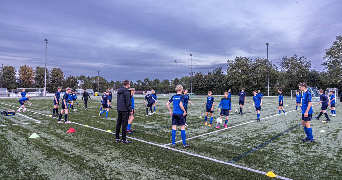 Voetbalclub WVF in Zwolle voert noodgedwongen wachtlijst in ...