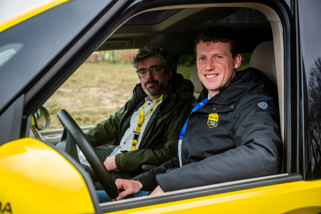 Bidons uitdelen en wielen vervangen met Nathan Van Hooydonck tijdens E3 ...