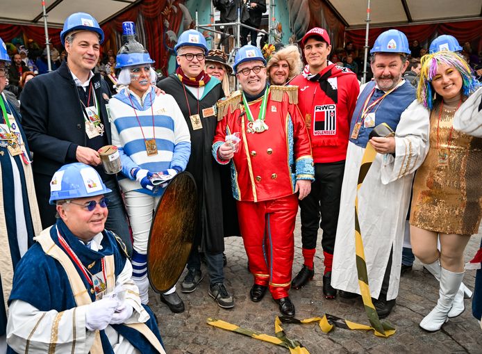 Blaa Biskoppen plagen nationale kopstukken op de Grote Markt: “Eerste ...