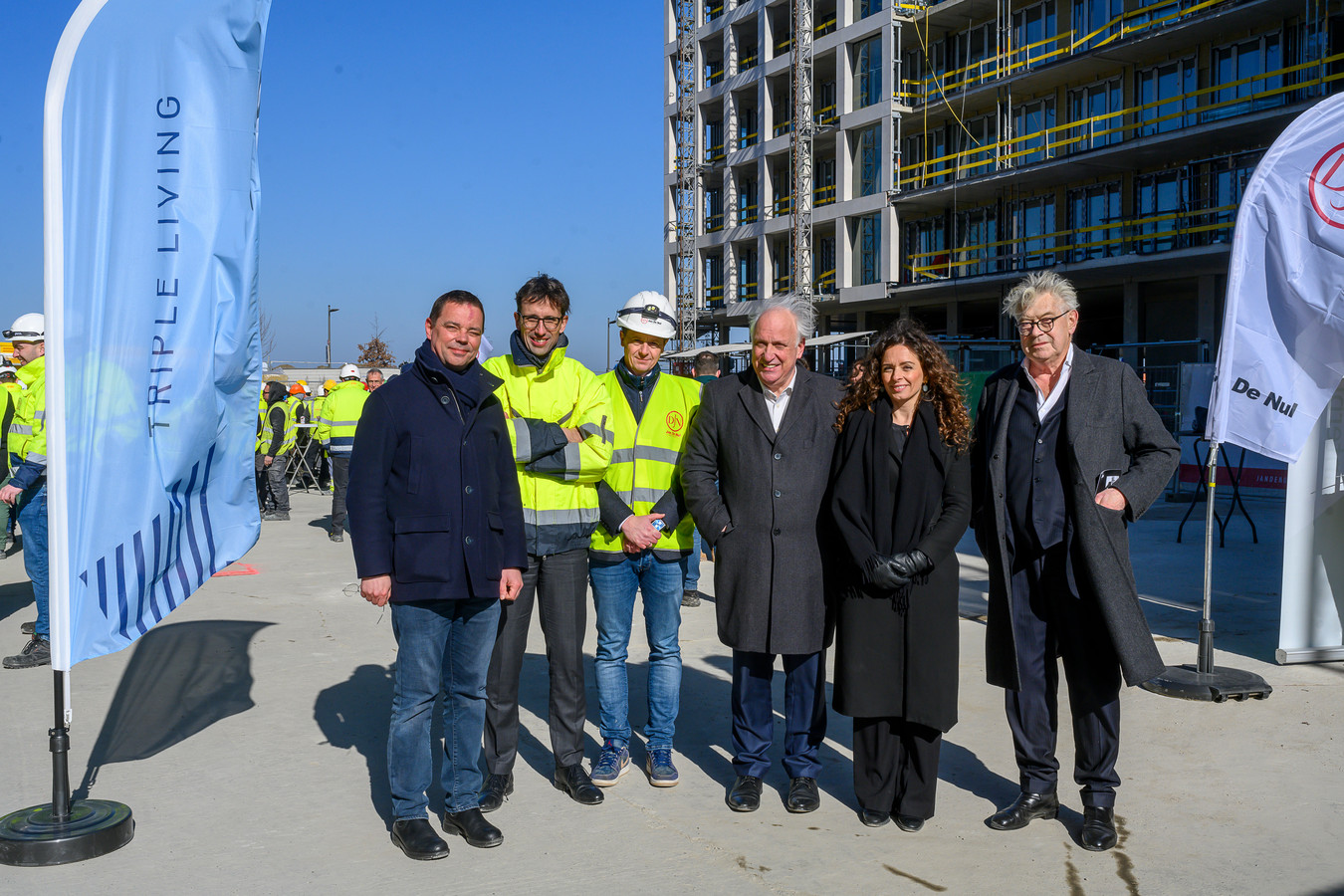 Meiboom siert dak van appartementsgebouw op Nieuw Zuid | Foto | hln.be Meiboom siert dak van appartementsgebouw op Nieuw Zuid | Foto | hln.be