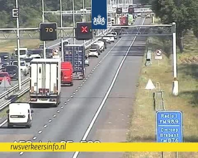 Vrachtwagen met lekke band veroorzaakt file op A58 bij Oirschot | Tilburg | AD.nl