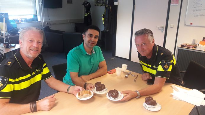 Wijkagent trakteert Twitteraars op overheerlijke Bossche bol | Den Haag ...