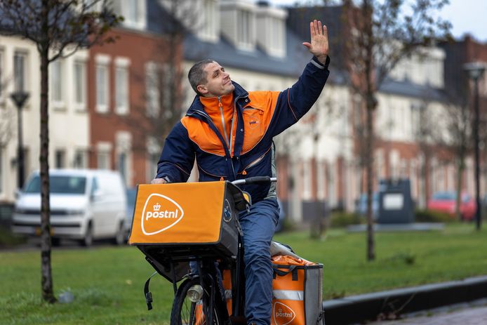 Postbode Joshua bezorgde voor de laatste keer kerstkaarten: ‘Kan ...