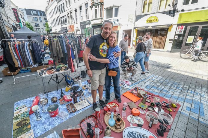 Koppel uit Dilbeek komt elk jaar naar Kortrijkse Sinksenrommelmarkt om ...