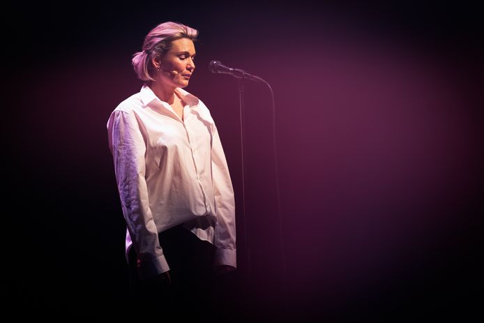 Marlijn Weerdenburg verwerkt dood van haar moeder, de zaal doet met ...