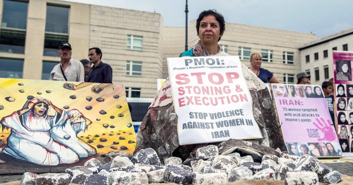 Steniging vrouw op Malediven gaat niet door na protest | Buitenland ...