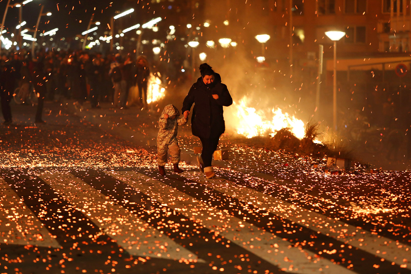 Iconisch beeld van uit de hand gelopen vreugdevuren hakt erin bij ...