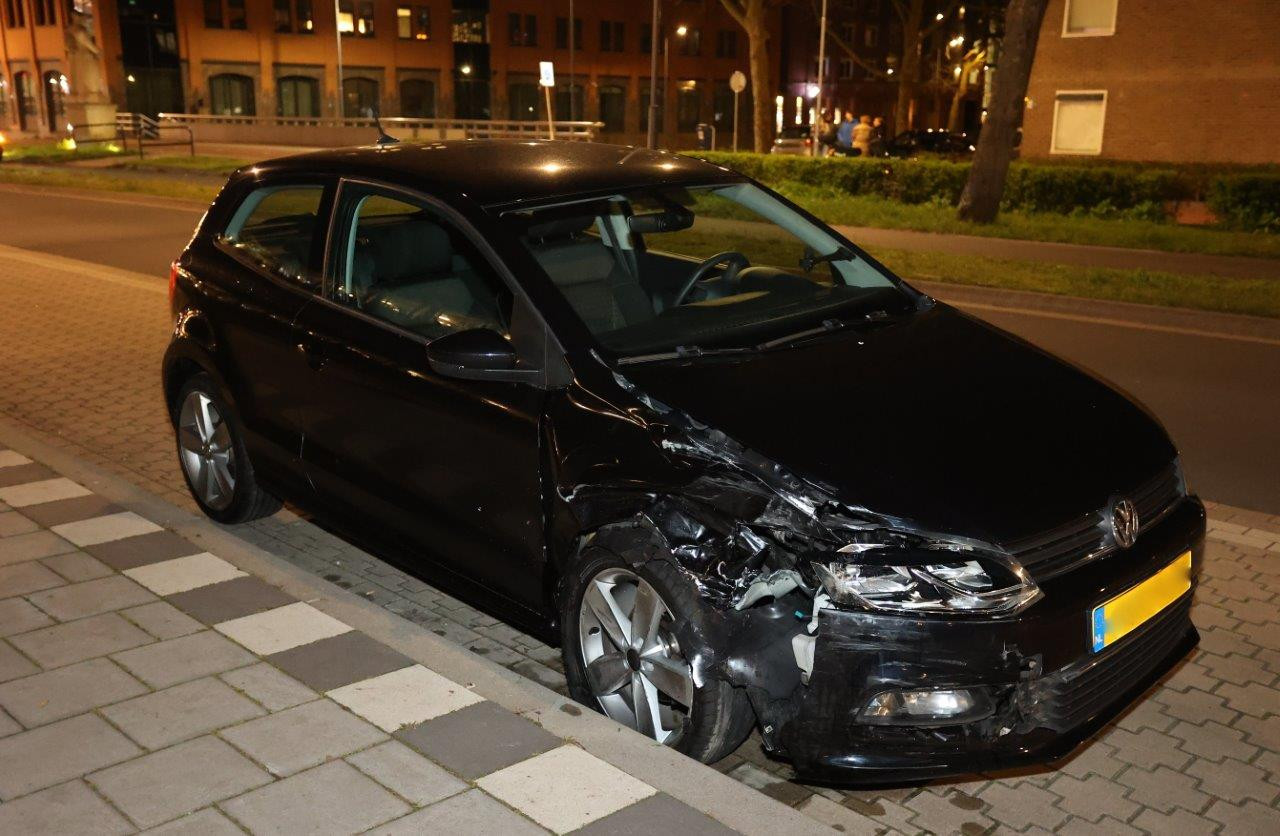 Taxi vat vlam na botsing in Den Bosch, bestuurder andere auto neemt de ...