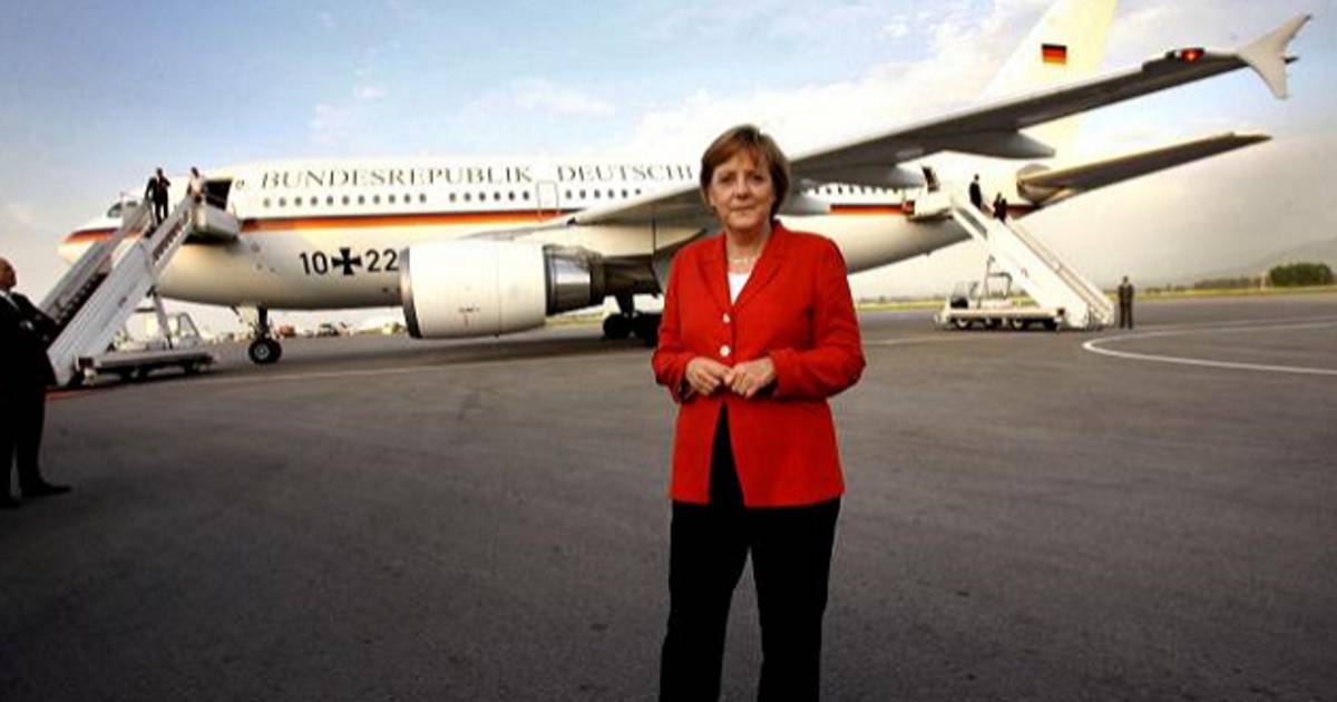 Un bodybuilder met l'avion d'Angela Merkel sens dessus dessous ...
