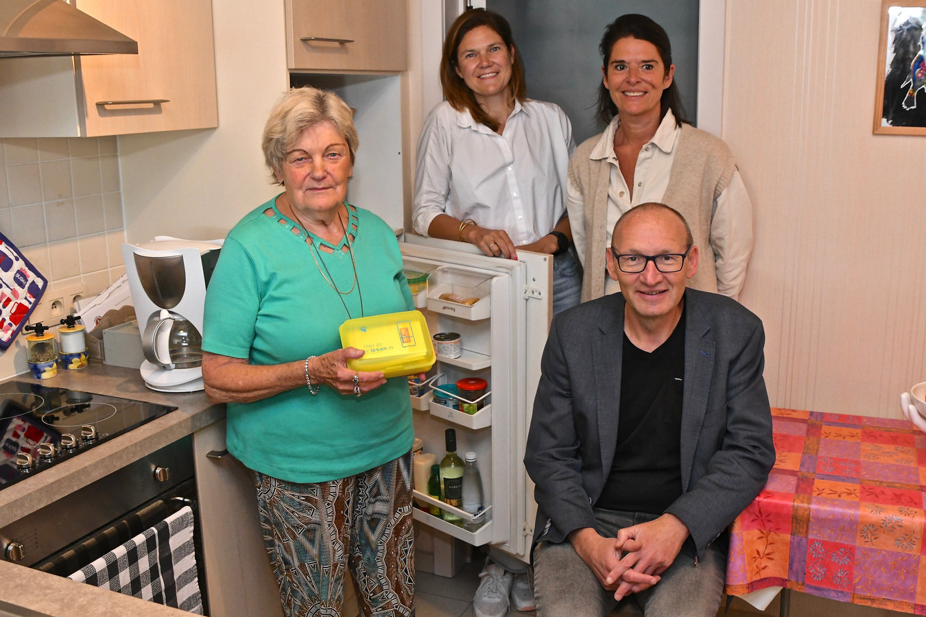 Eerste Gele Doos in Wevelgem voor 90-jarige Cecile | Foto | hln.be