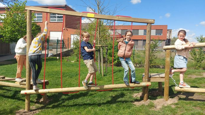 Oudercomité laat in twee uur tijd apenparcours in Sint-Vincentiusschool plaatsen | Izegem | hln.be