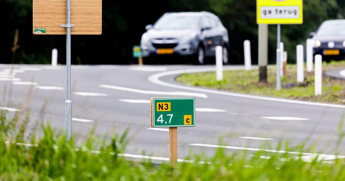 Hectometerpaaltjes van bamboe en milieuvriendelijke verkeersborden ...