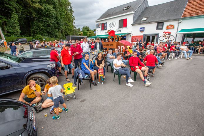 Het feest kan beginnen in Schepdaal... Supporters schreeuwen Remco naar ...
