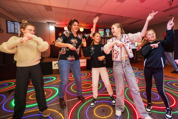 Basisschool ’t Wikveld danst in 24 uur meer dan 10.000 euro bij elkaar ...