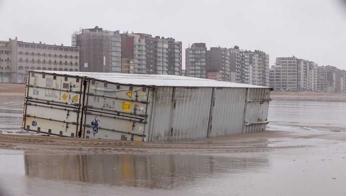 Twee containers met bananen aangespoeld in Middelkerke | Binnenland ...